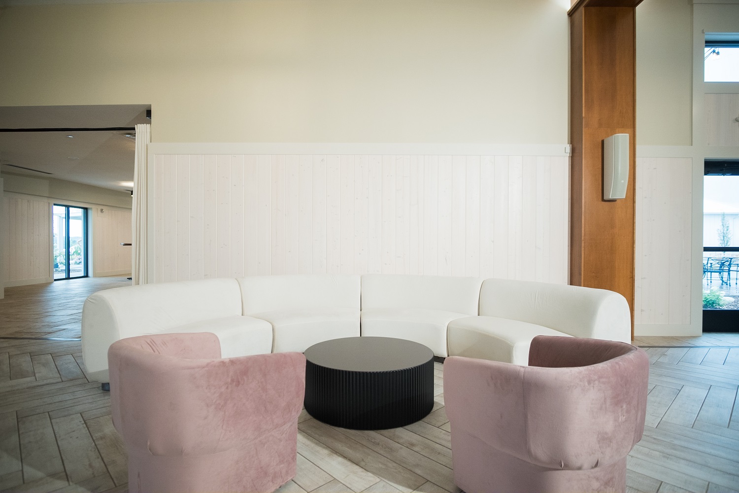 Accent Tables : Black Fluted Coffee Table, 36" Round | Après Event ...