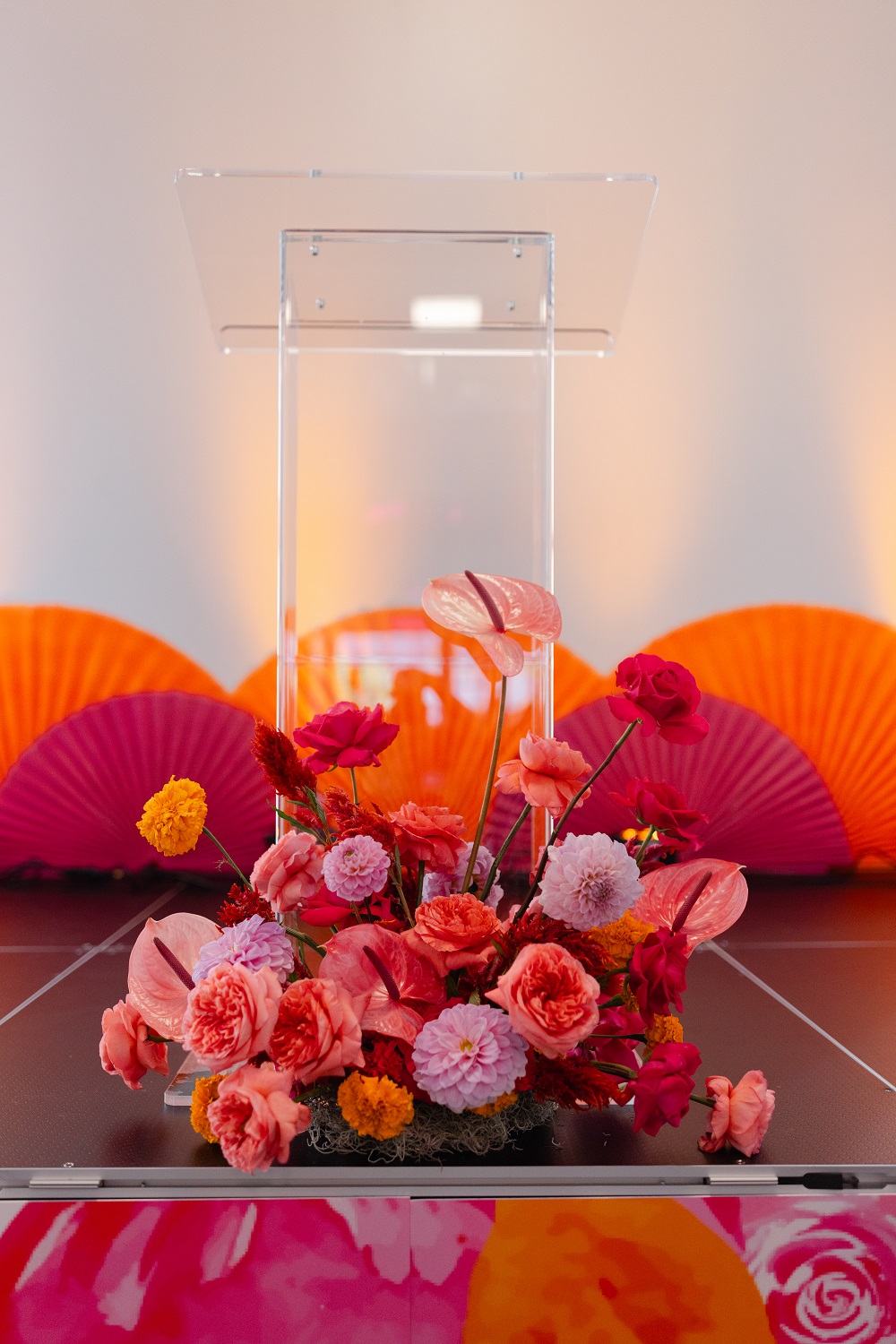 Meeting & Conference : ACRYLIC PODIUM | Après Event Décor and Tent Rental