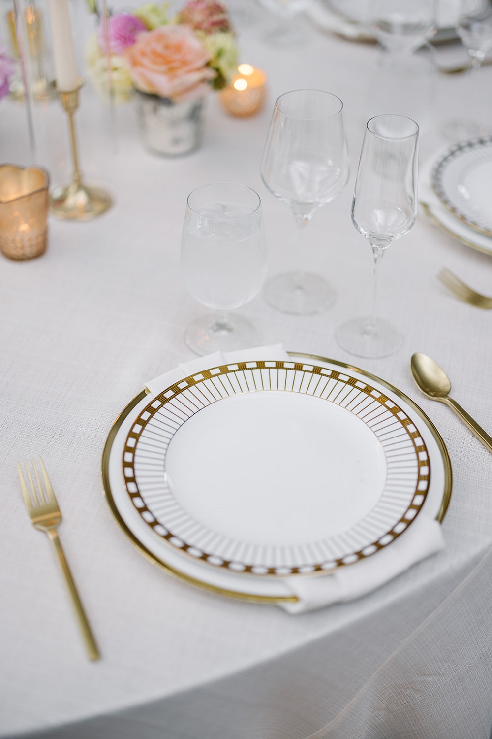 Charger Plates : Wilshire Gold Service Plate | Après Event Décor and ...